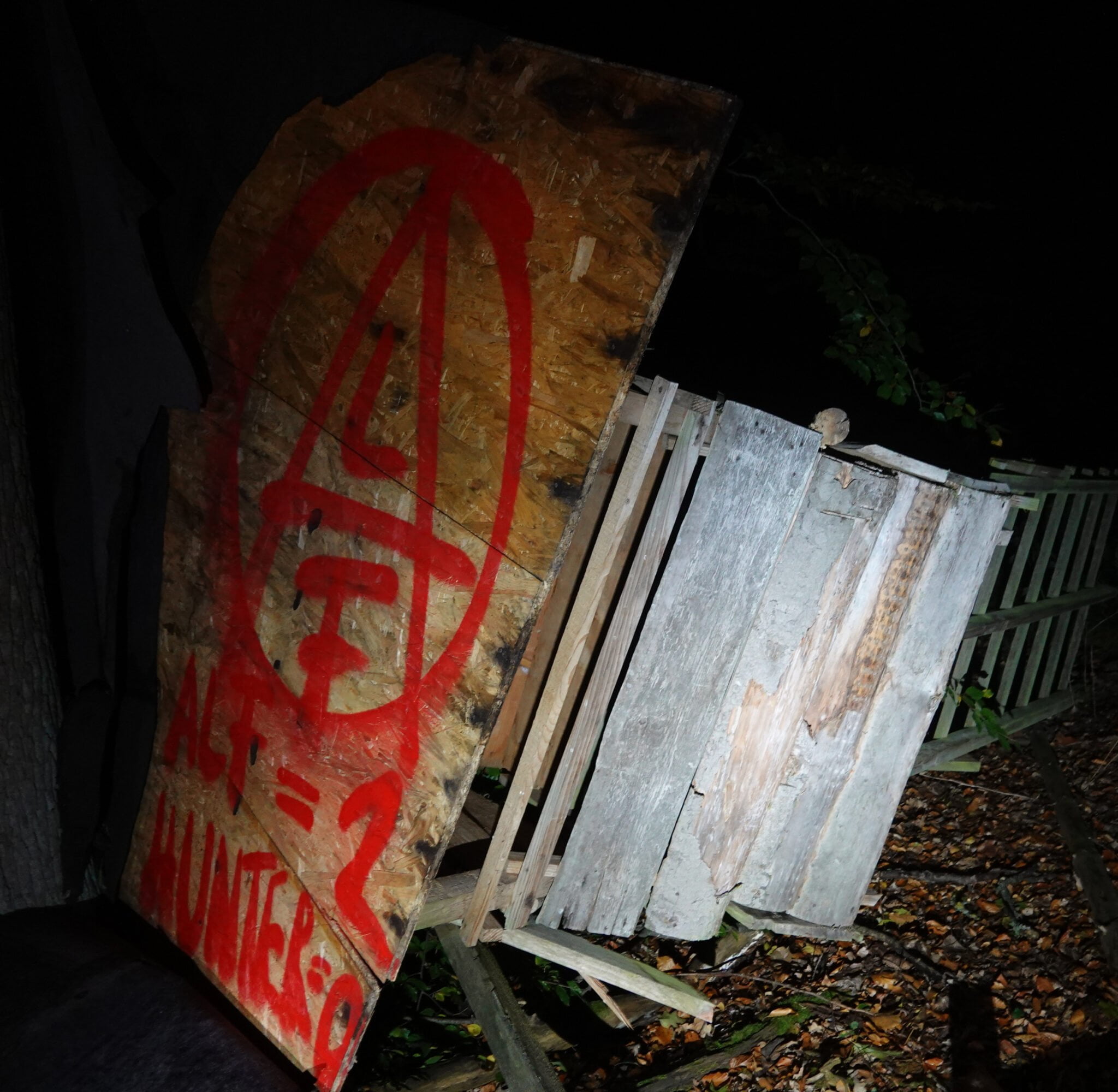 THE ALF BRINGS DOWN FOUR HUNTING TOWERS. – Unoffensive Animal